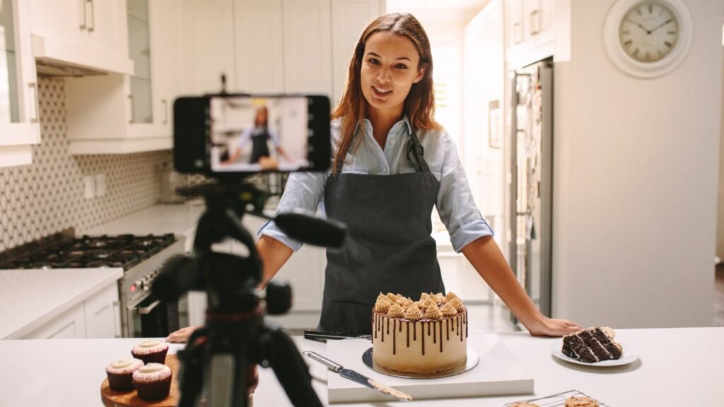 How To Start a Vlog [7 Steps To Become a Vlogger]