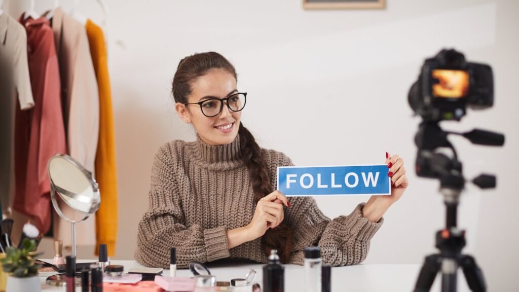 How To Start a Vlog [7 Steps To Become a Vlogger]