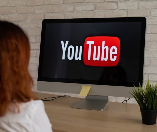 What is a Vlog [Everything You Need to Know About Vlogging]