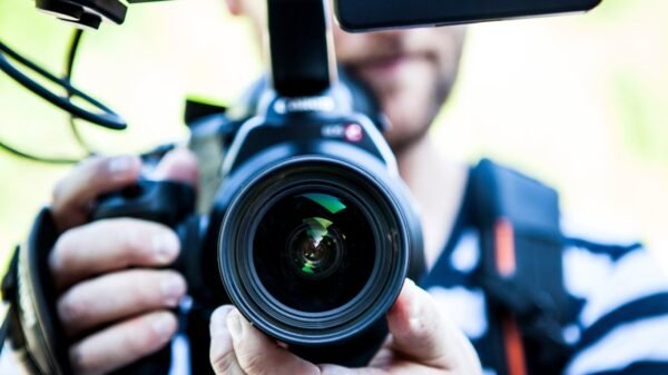 How To Start a Vlog [7 Steps To Become a Vlogger]