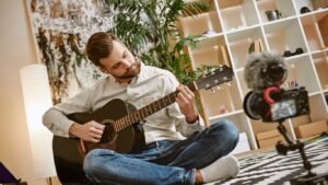 How To Start a Vlog [7 Steps To Become a Vlogger]