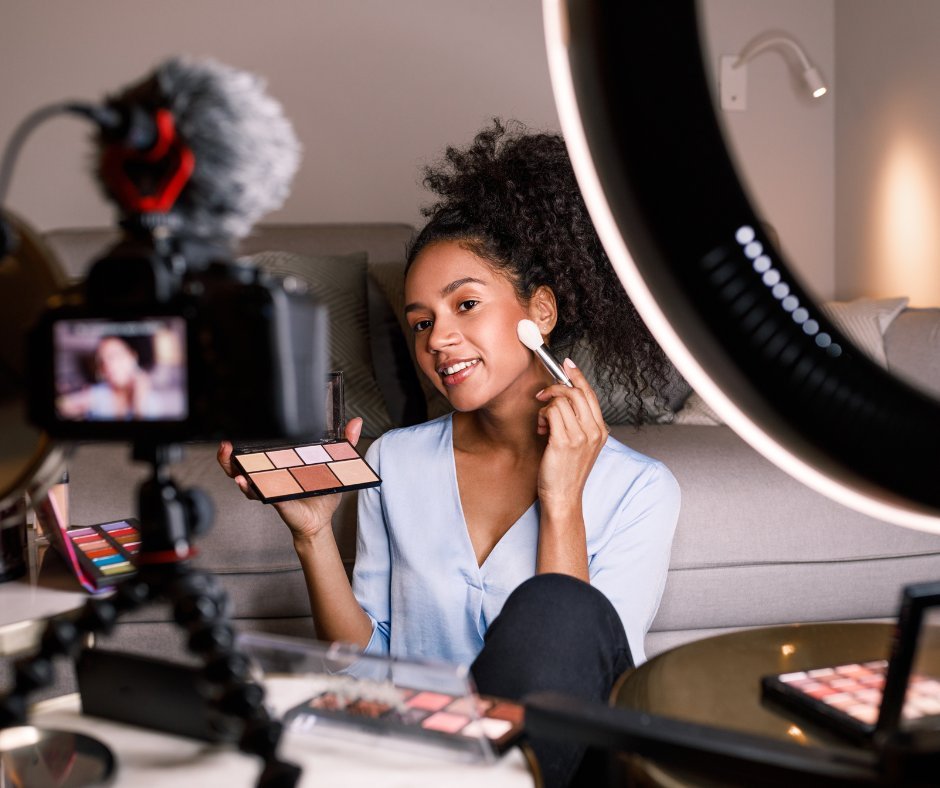 What is a Vlog [Everything You Need to Know About Vlogging]