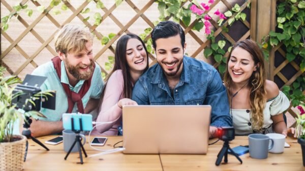 How To Start a Vlog [7 Steps To Become a Vlogger]